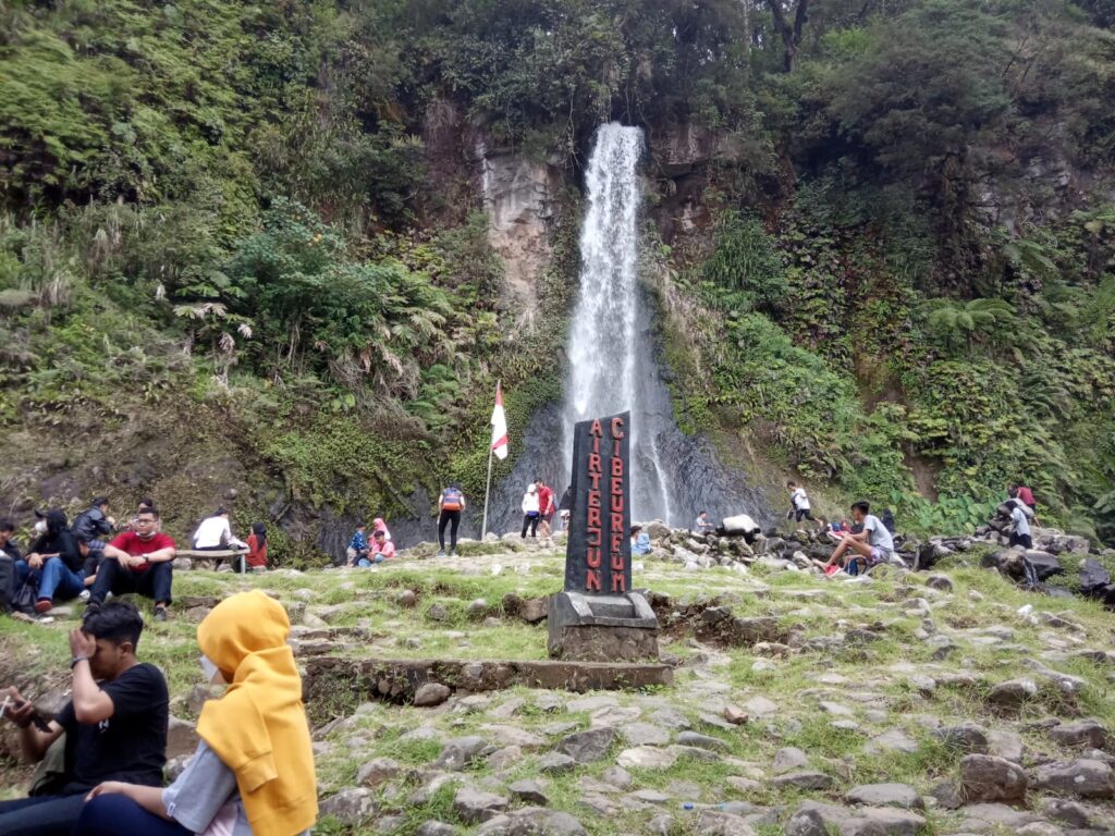 Curug Cibeureum, Pesona Wisata Alam di Kaki Gunung Gede Pangrango - Cianjur Update