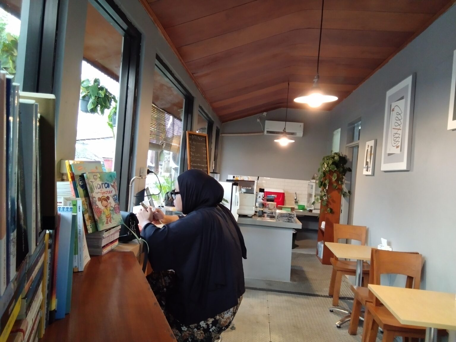 Menikmati Kopi Sambil Baca Buku di Kayapa Kopi, Coffee Shop Cianjur Dengan Suasana yang Tenang ...